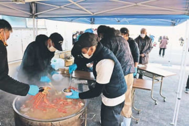 熱々カニ汁求め行列 滑川漁協（富山県）がイベント、旬の魚直売 | オリコンニュース（ORICON NEWS）