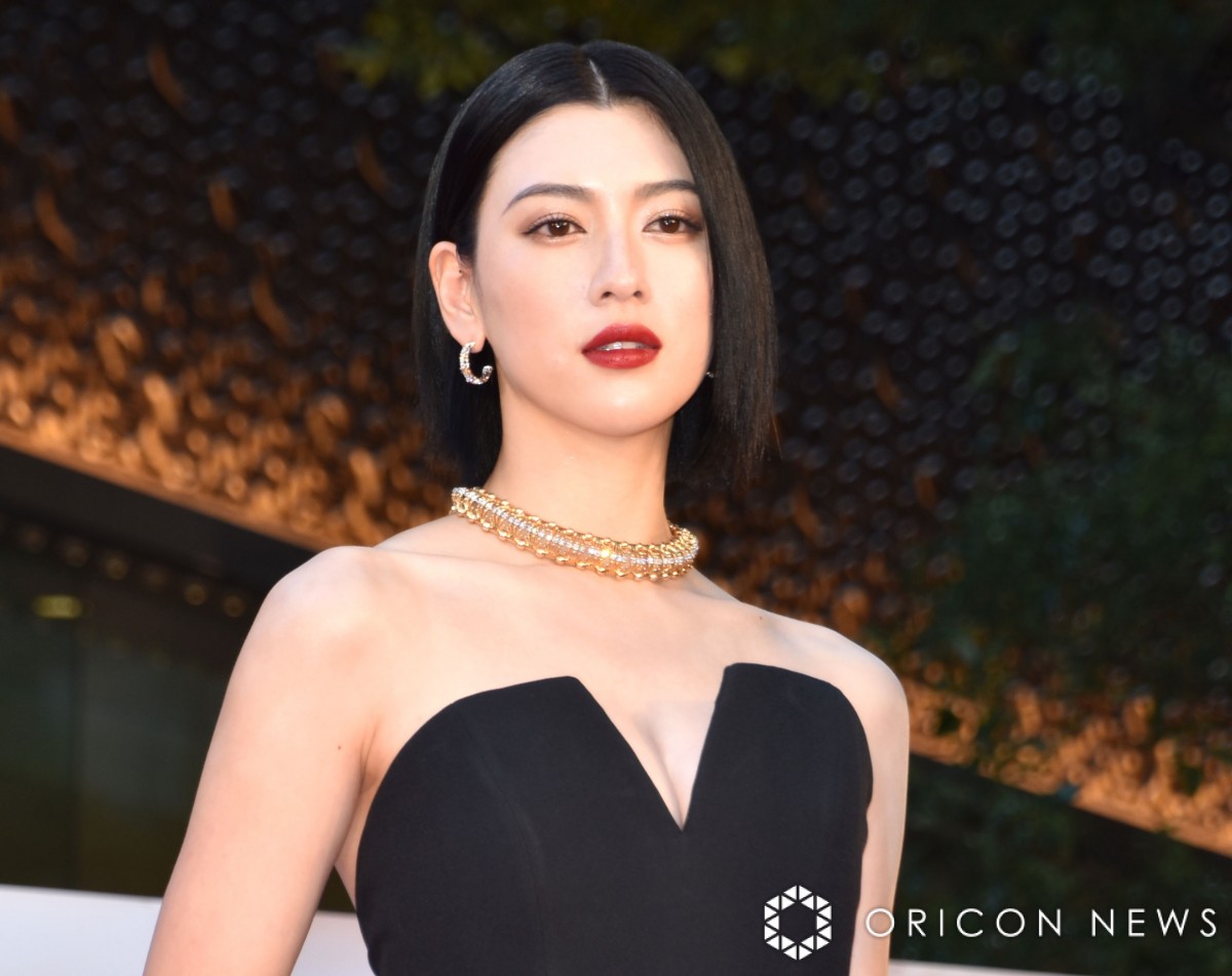 画像・写真 | 【東京国際映画祭】三吉彩花、胸元ざっくりのタイトドレス 想像以上のレカペ階段に「ドキドキ」 2枚目 | ORICON NEWS